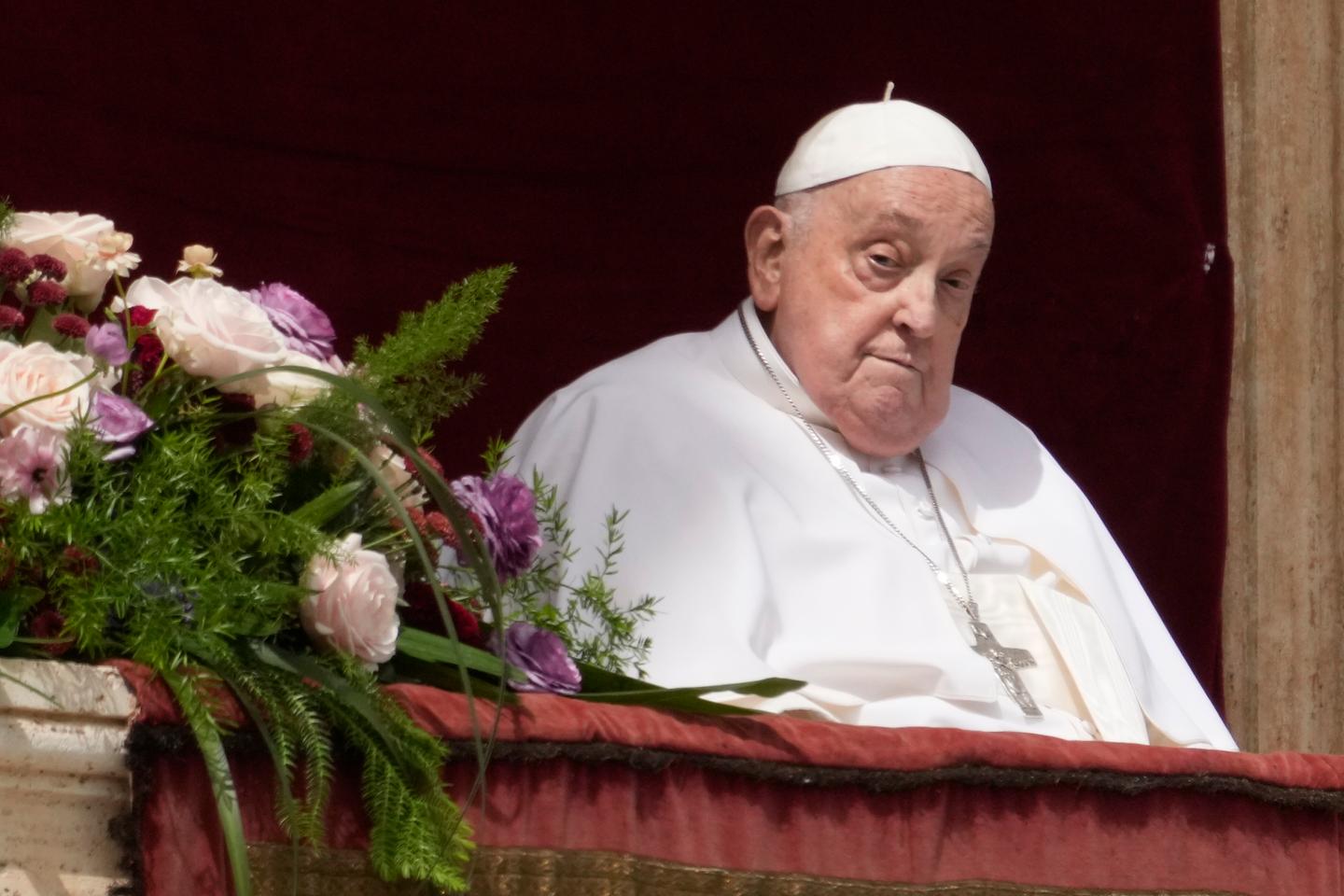Pope Francis wishes faithful 'happy Easter' in Vatican appearance ...